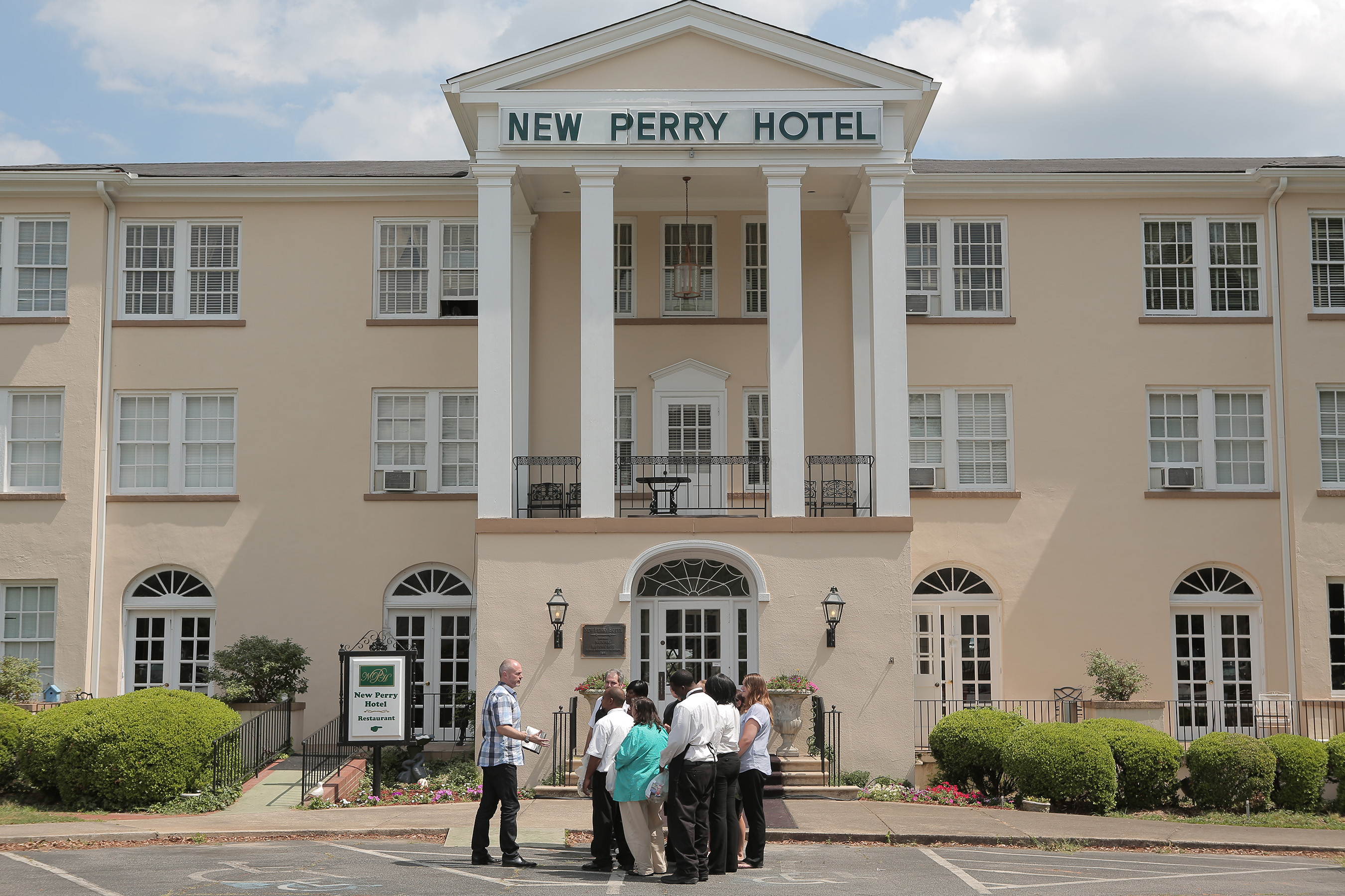 TRAVEL CHANNEL’S TWO HOTEL EXPERTS CHECK-IN ON TUESDAY, OCTOBER 7