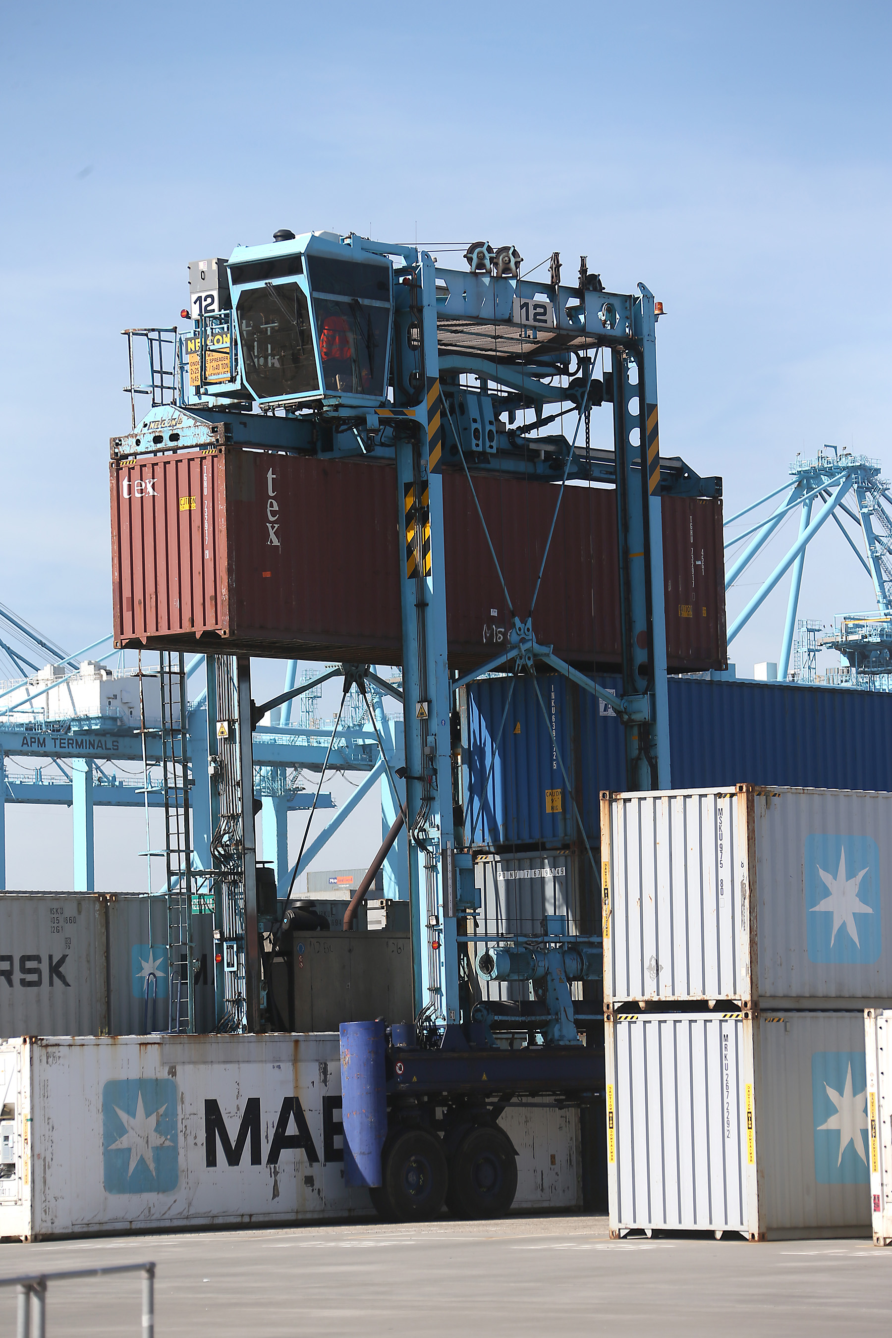 NEW MICHELIN® STRADDLE CARRIER TIRE INCREASES MARINE PORT PRODUCTIVITY