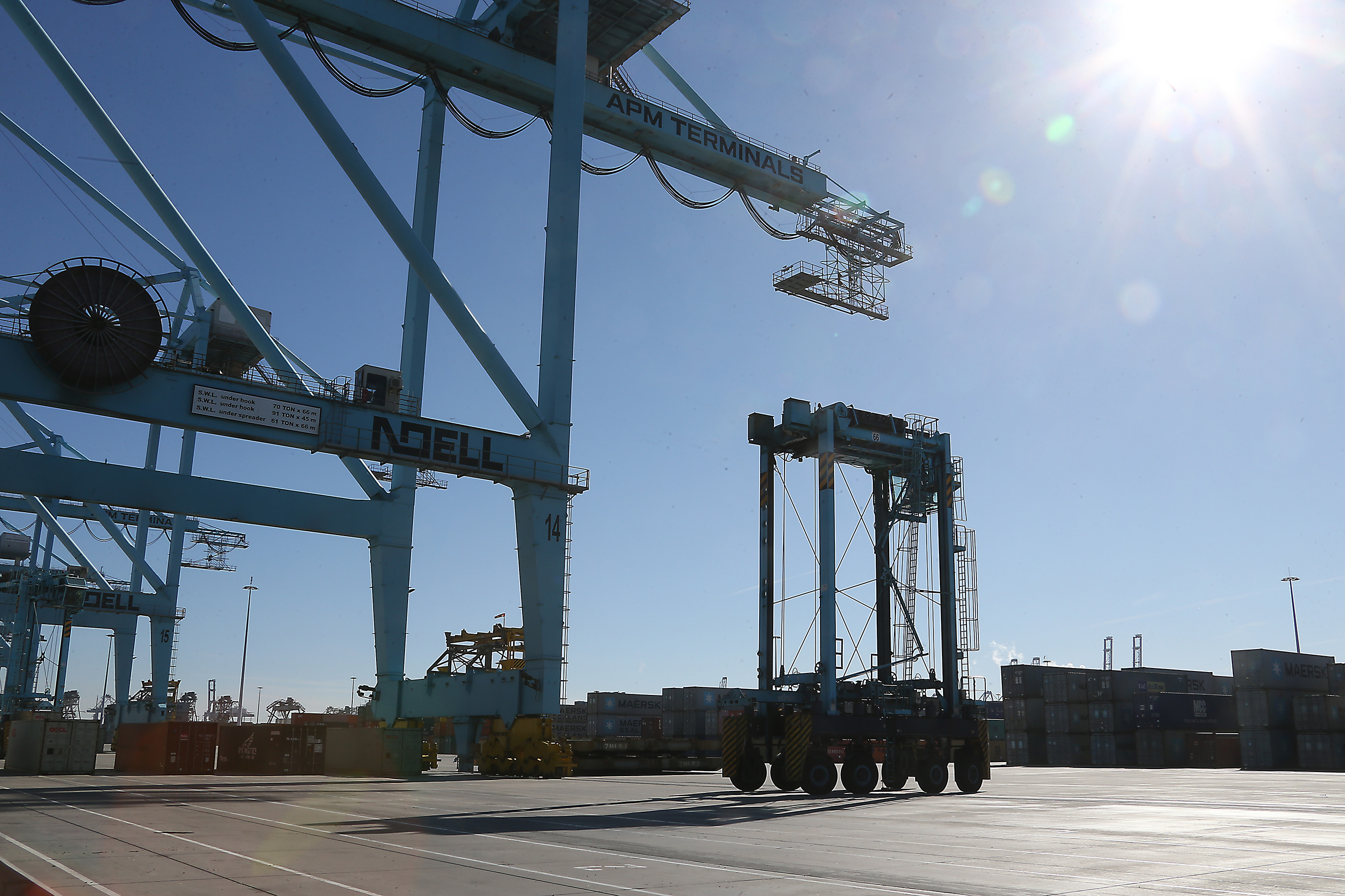 NEW MICHELIN® STRADDLE CARRIER TIRE INCREASES MARINE PORT PRODUCTIVITY