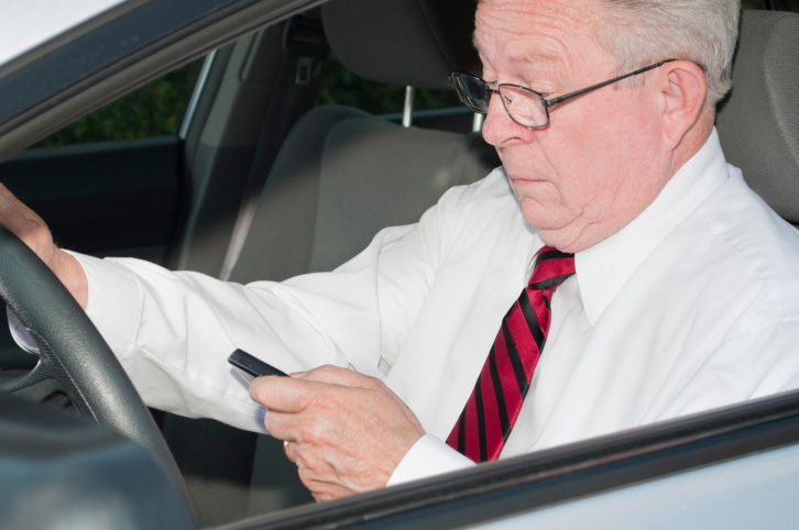 DRIVERS ADMIT TO USING THEIR PHONE WHEN BEHIND THE WHEEL – HERE’S WHEN