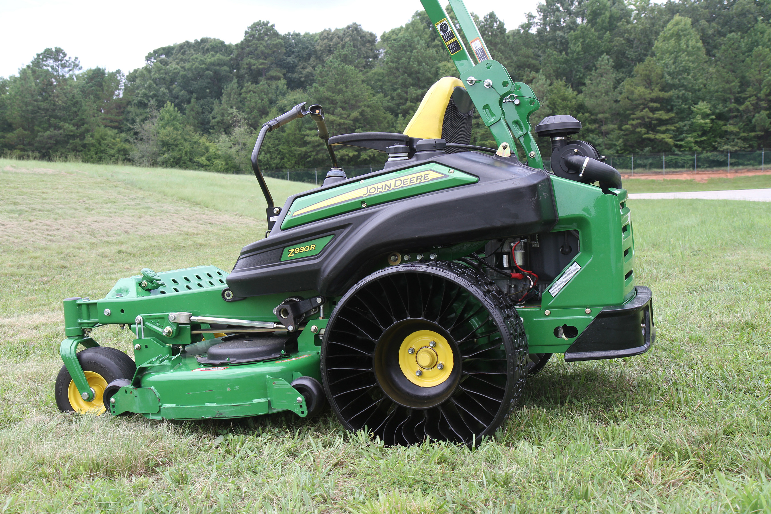 MICHELIN TO PROVIDE AIRLESS RADIAL TIRE FOR JOHN DEERE ZTRAKTM 900 ...