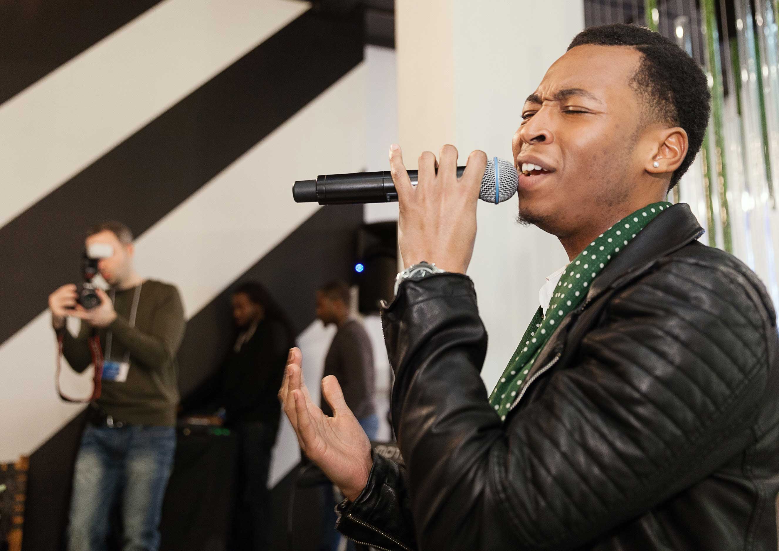 GLADE® PARTNERS WITH MOTOWN ARTIST KEVIN ROSS TO GIVE THE GIFT OF FREE ...