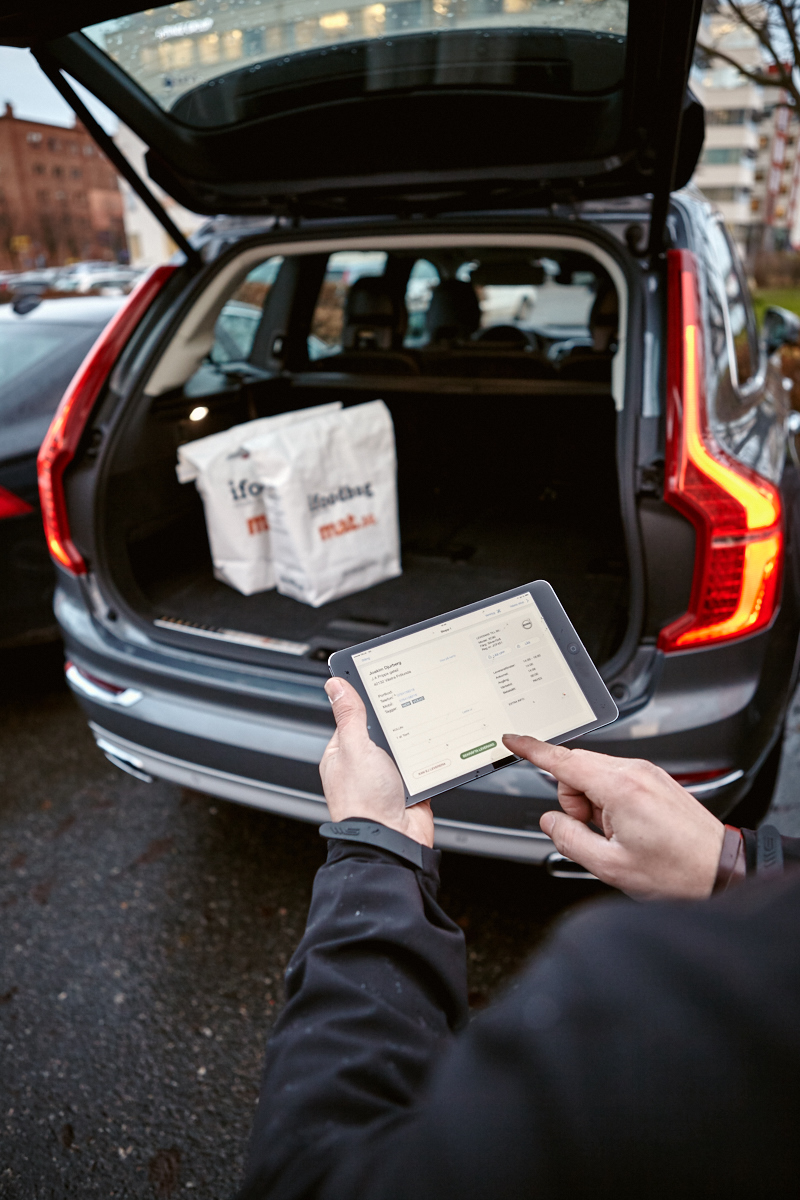VOLVO LETS YOU HAVE YOUR CHRISTMAS SHOPPING DELIVERED DIRECTLY TO YOUR CAR